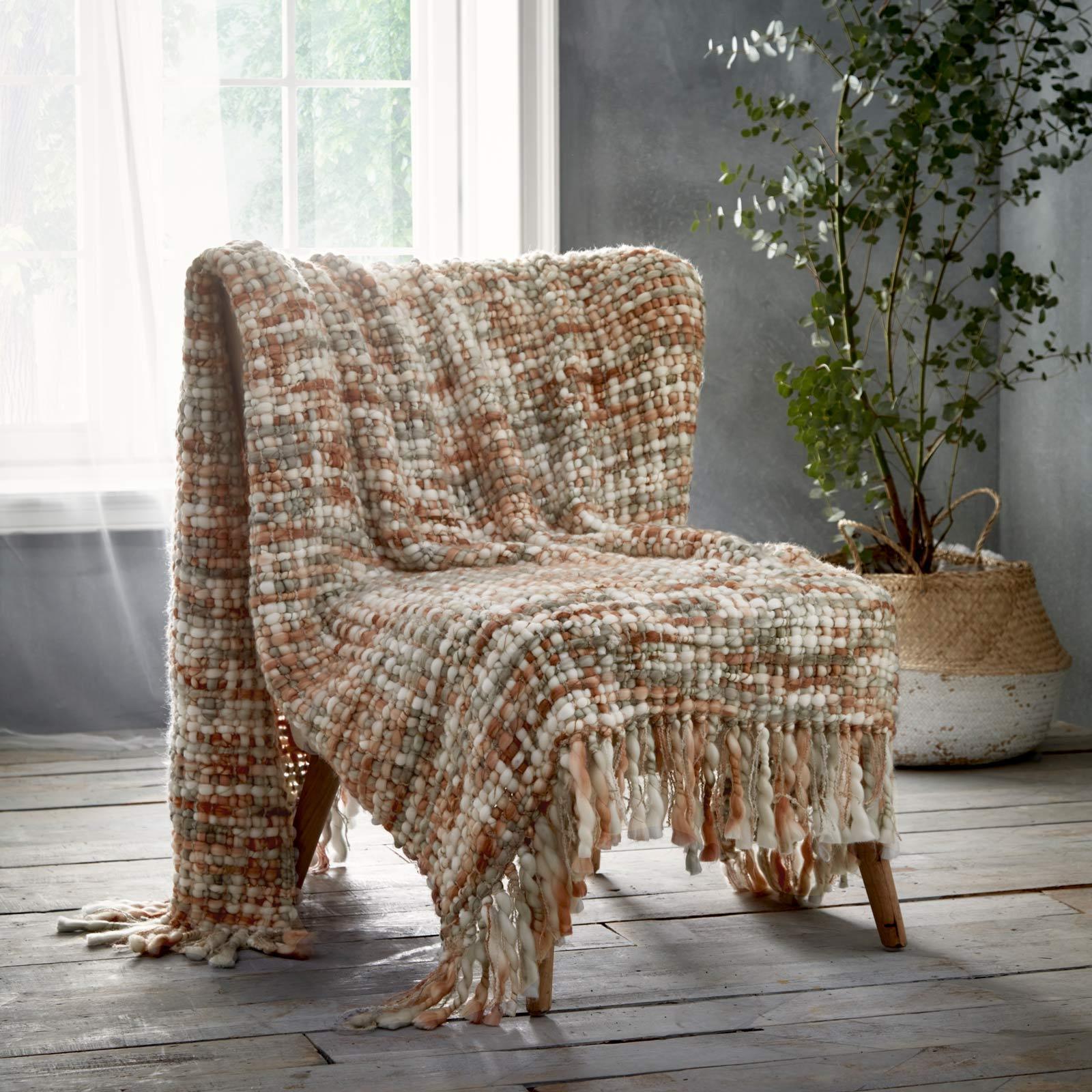Cuddle Up with our Cosy Throws – Ideal